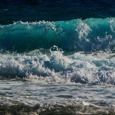 Ocean Waves Crashing on Shore During Daytime Full HD - KDE Store