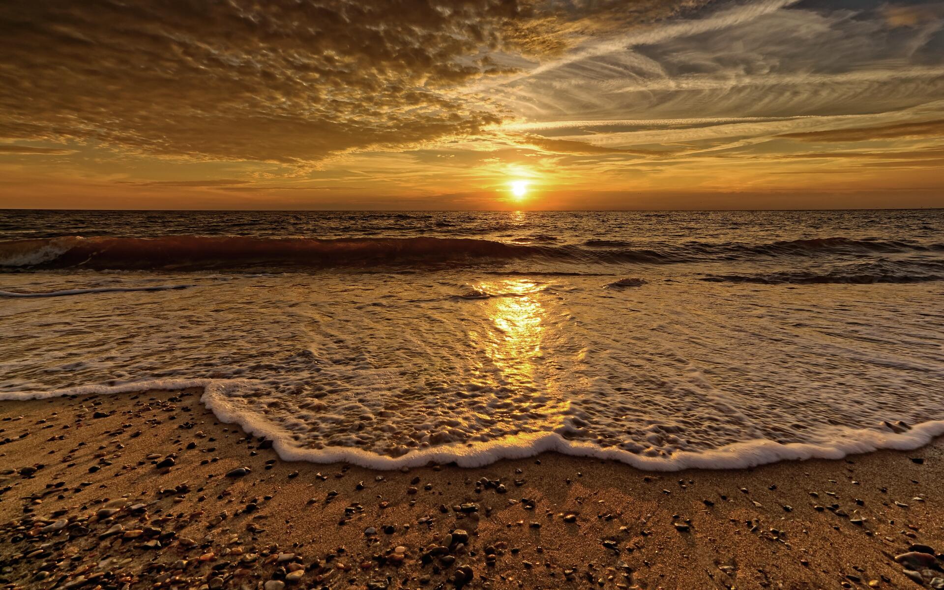 Golden Waves - KDE Store